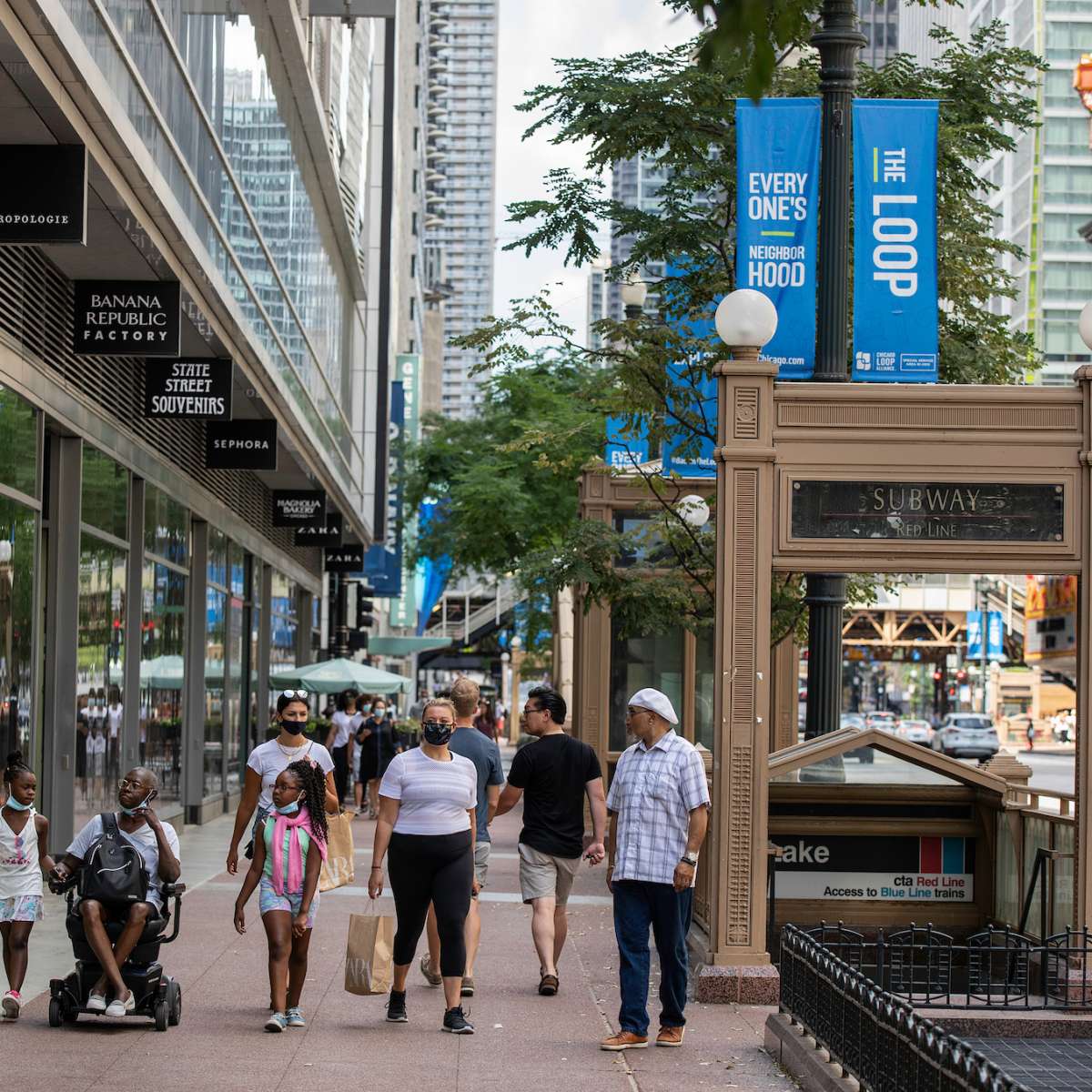 Play tourist and fall in love with the Chicago Loop all over again